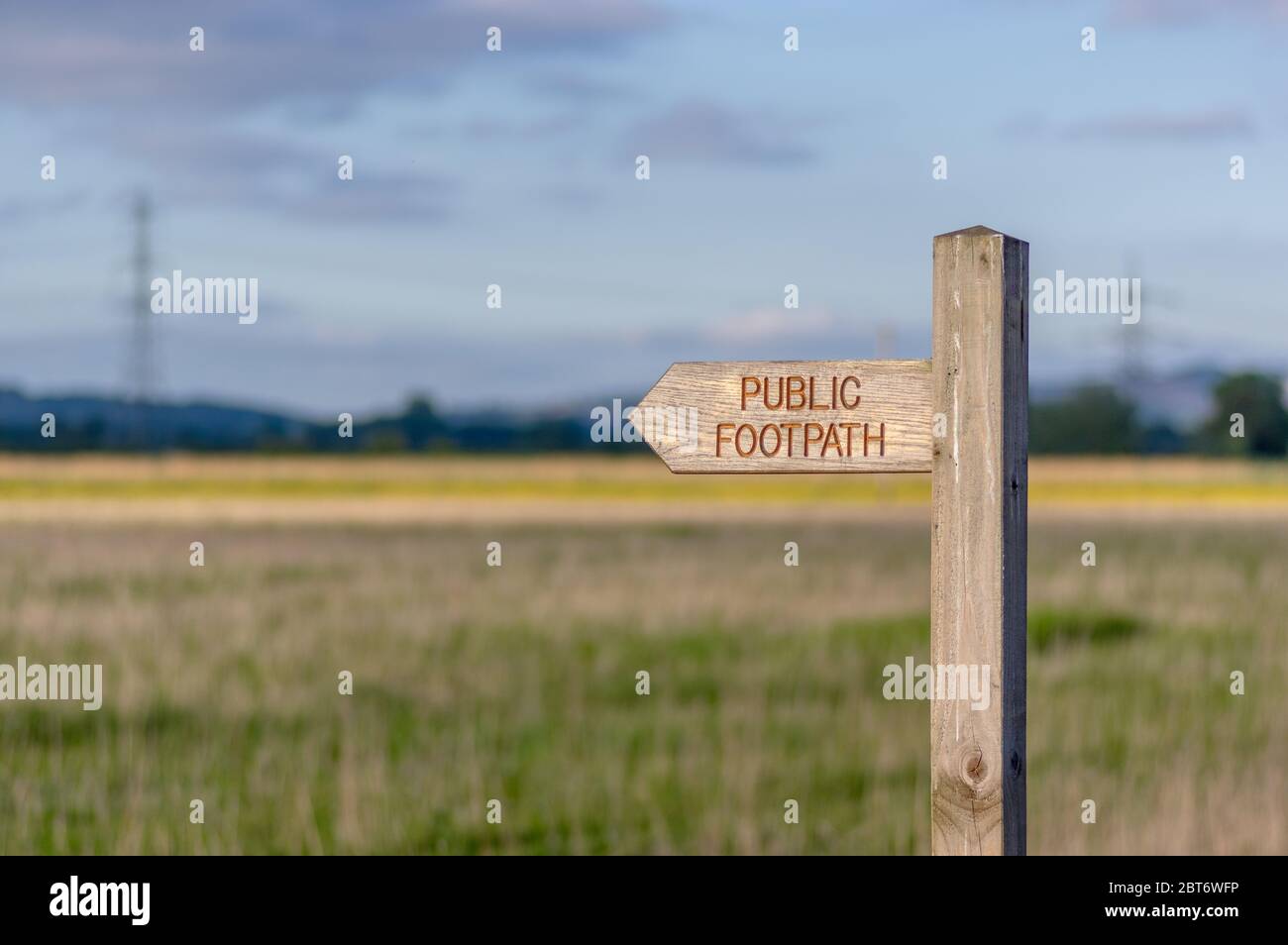 Old fashioned wooden footpath sign hi-res stock photography and images ...