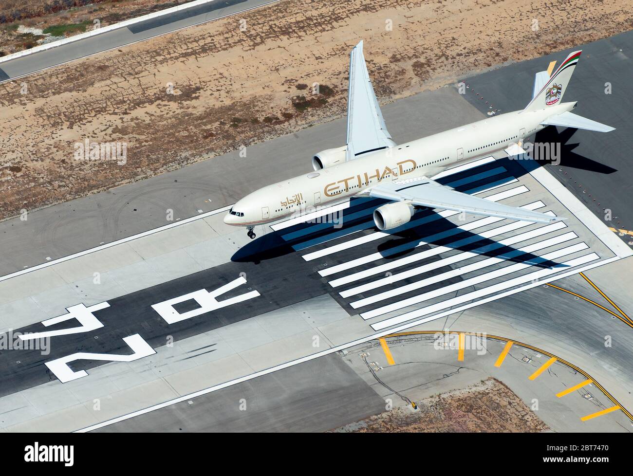 Etihad Airways A6-ETM Boeing 777 wearing old livery landing at Los ...