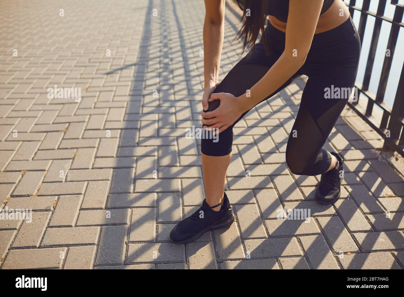 Knee injury in athlete girl in the park. Injury during training Stock ...