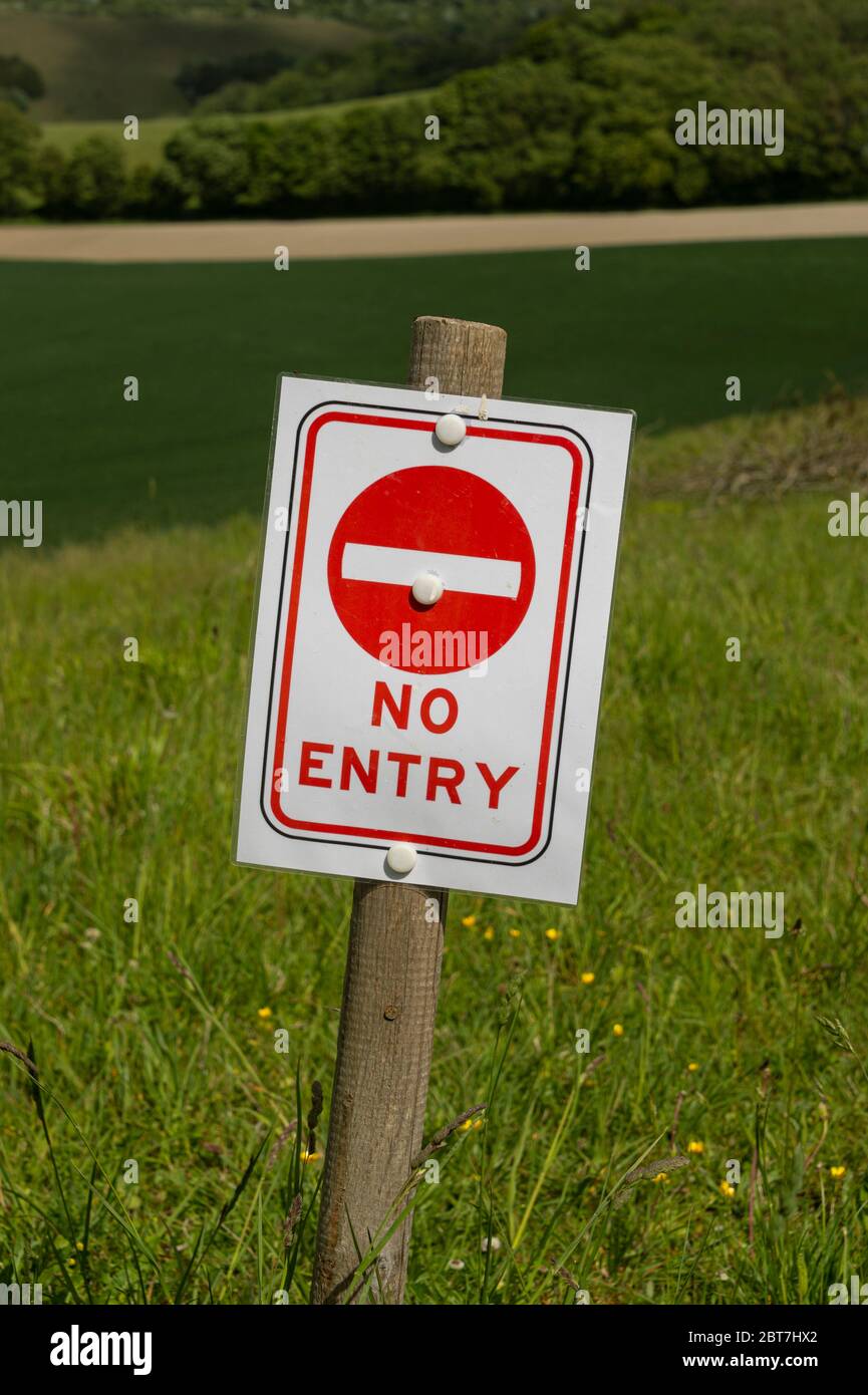 Red no entry sign hi-res stock photography and images - Alamy