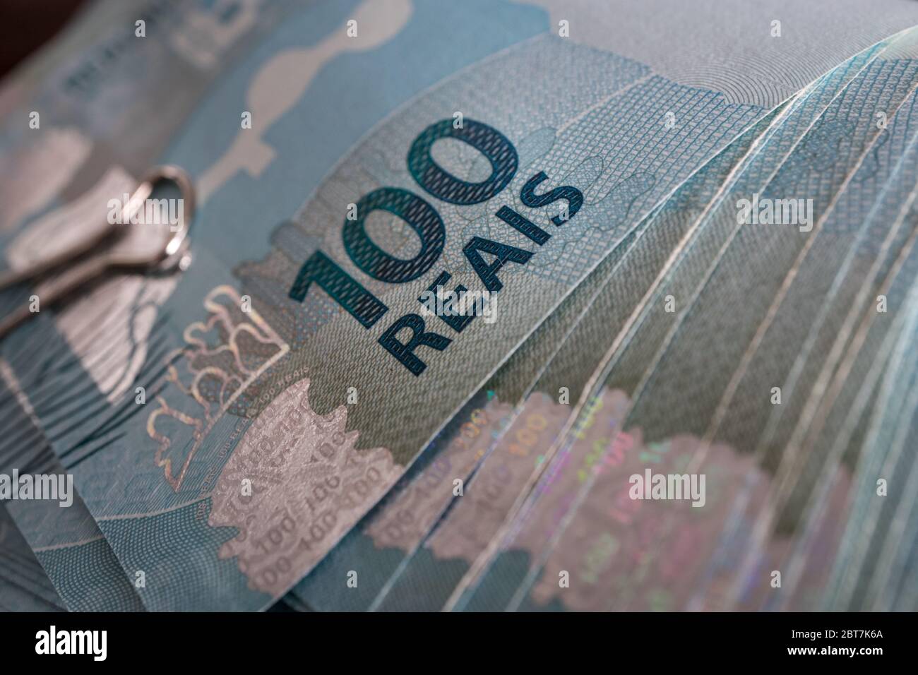 Wad of 100 reais Brazilian banknotes Stock Photo - Alamy