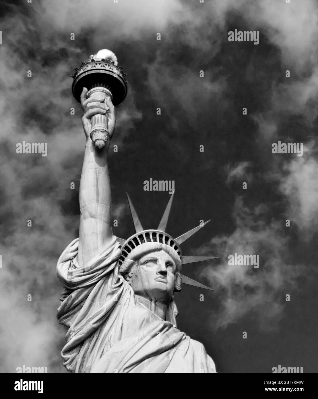 Lady statue holding head hi-res stock photography and images - Alamy