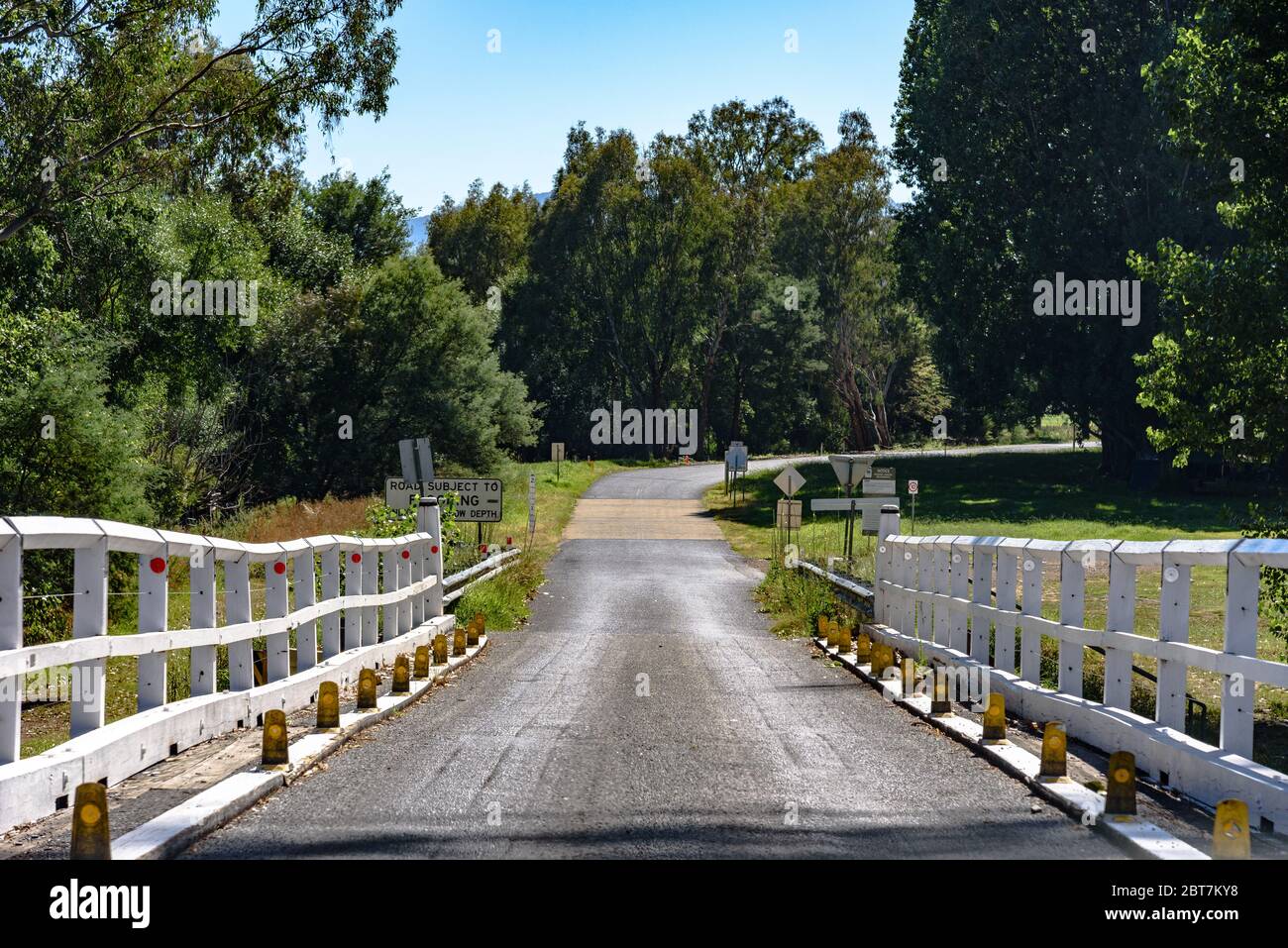 The bridge at Towong across the Murray River from Victoria to New South ...