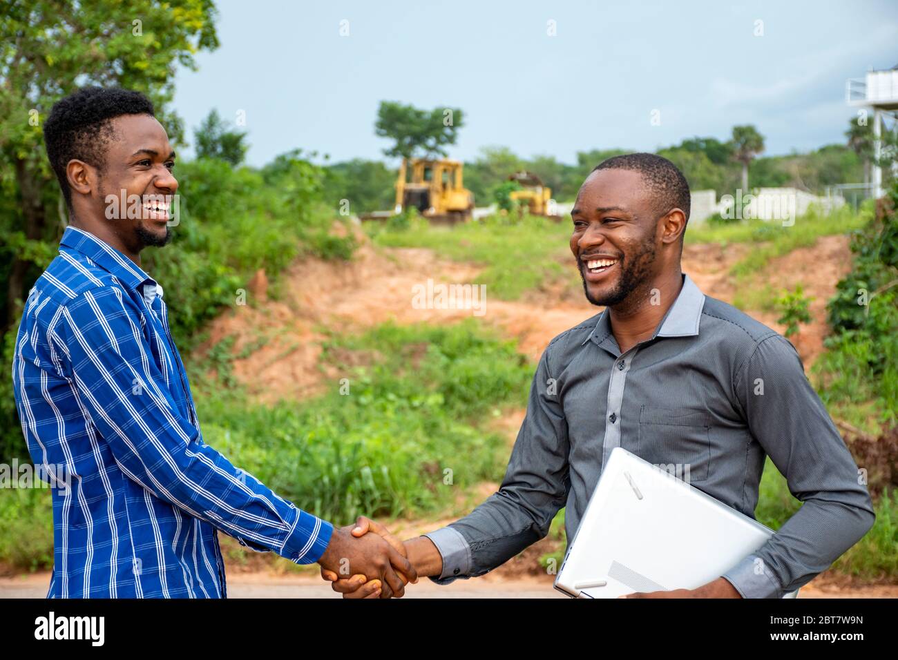 African farmer hand shake hi-res stock photography and images - Alamy