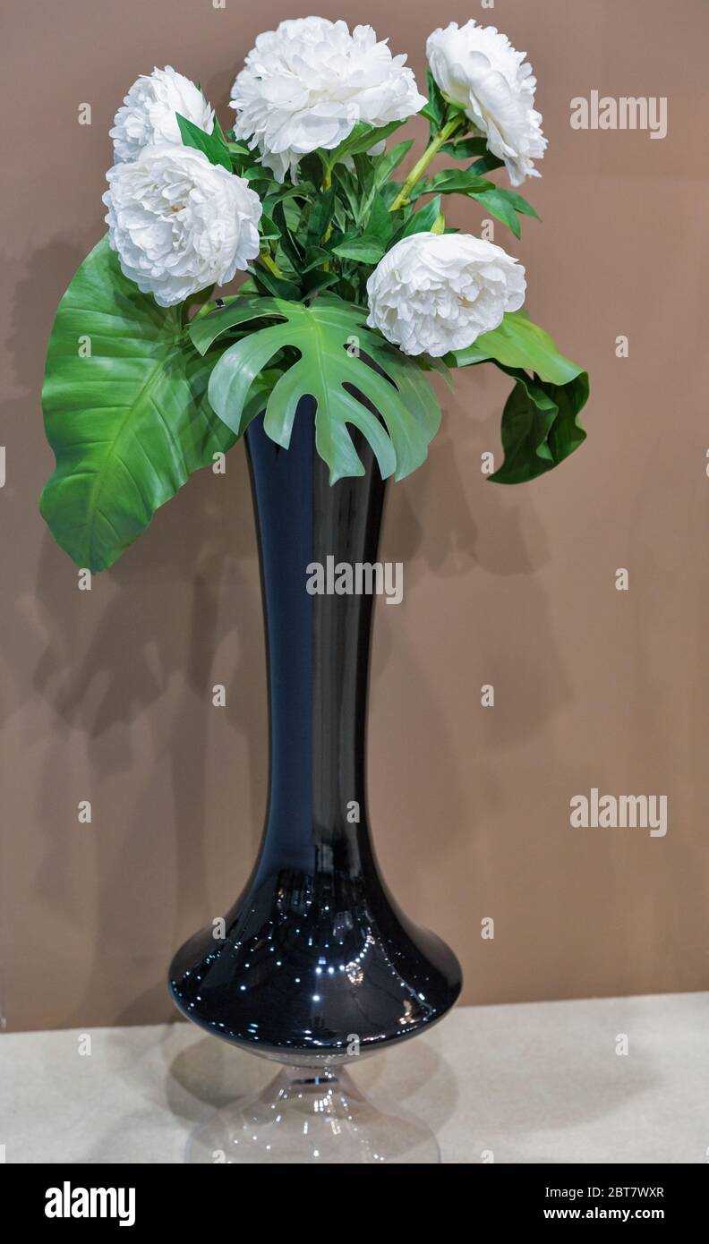 Tall black vase hi-res stock photography and images - Alamy