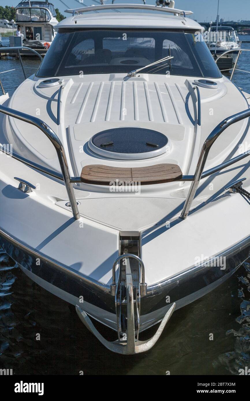 Nose boat with anchor closeup on a sunny day Stock Photo - Alamy