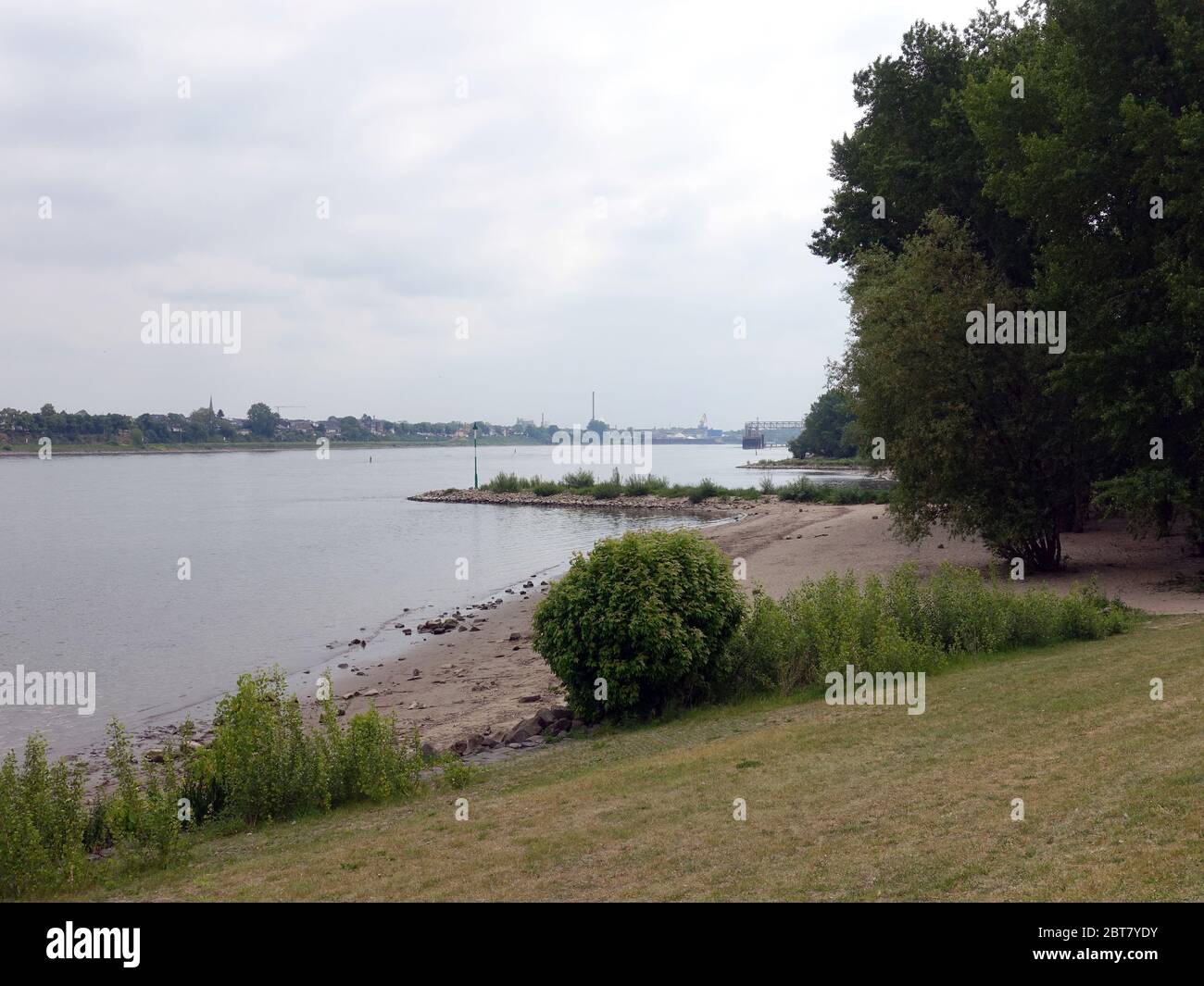 Am rheinufer hi-res stock photography and images - Alamy