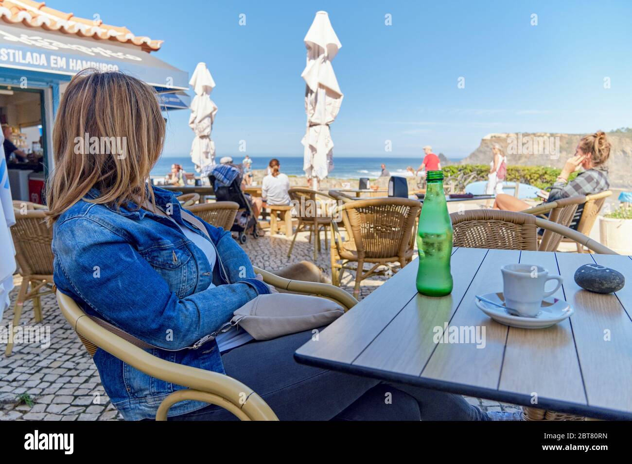 People enjoying summer bar beach hi-res stock photography and images ...