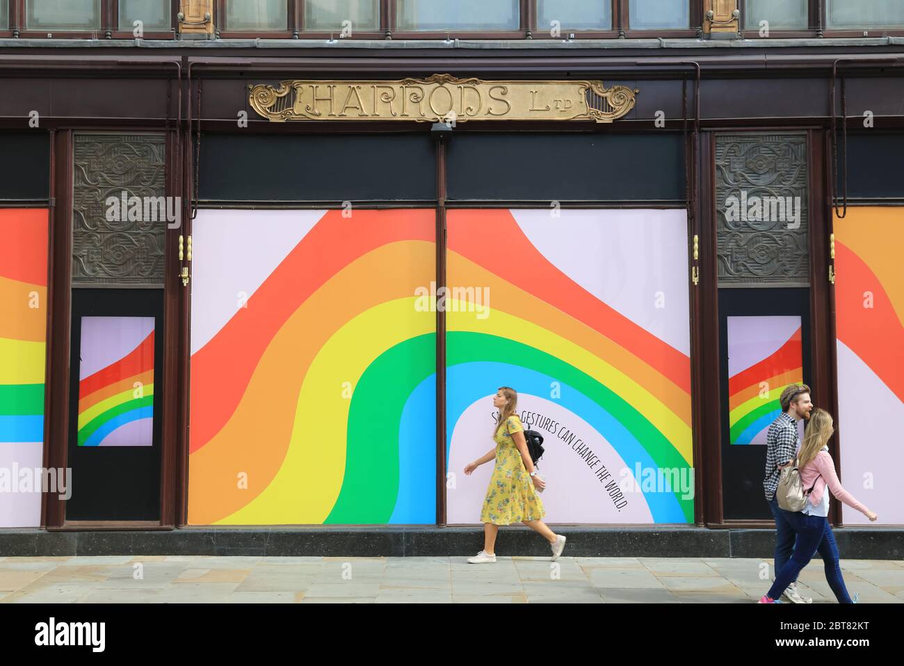 Harrods store in Knightsbridge with encouraging coronavirus messages ...