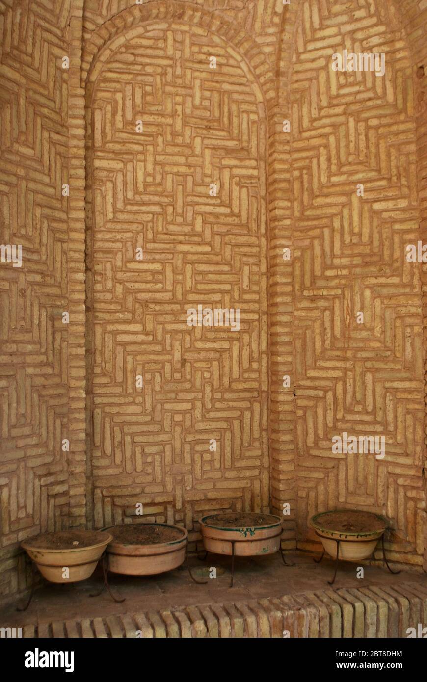 brickwork alcove in the wall of a garden, aramagh-e shah ne'matollah ...