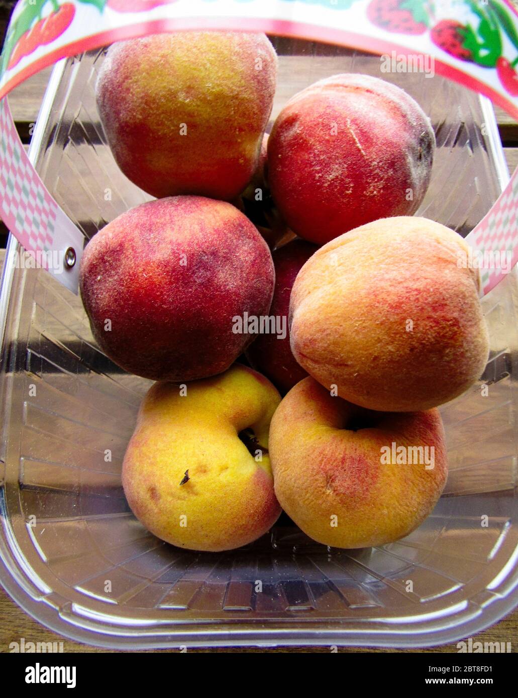 Plastic Carton of Fresh Peaches Stock Photo - Alamy