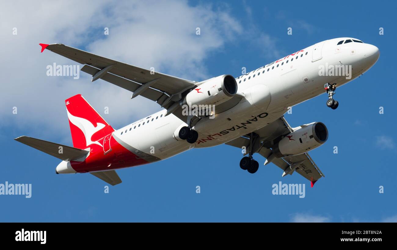 Airbus A320 VH-NQL of QantasLink on approach to Perth Airport, Western ...