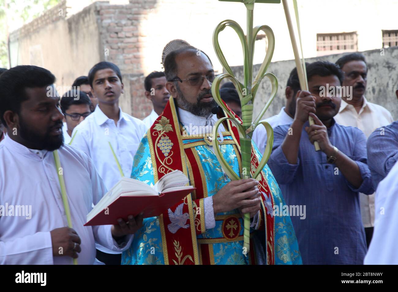 Church service Picture, Priest during a ceremony/Mass Picture, Catholic ...