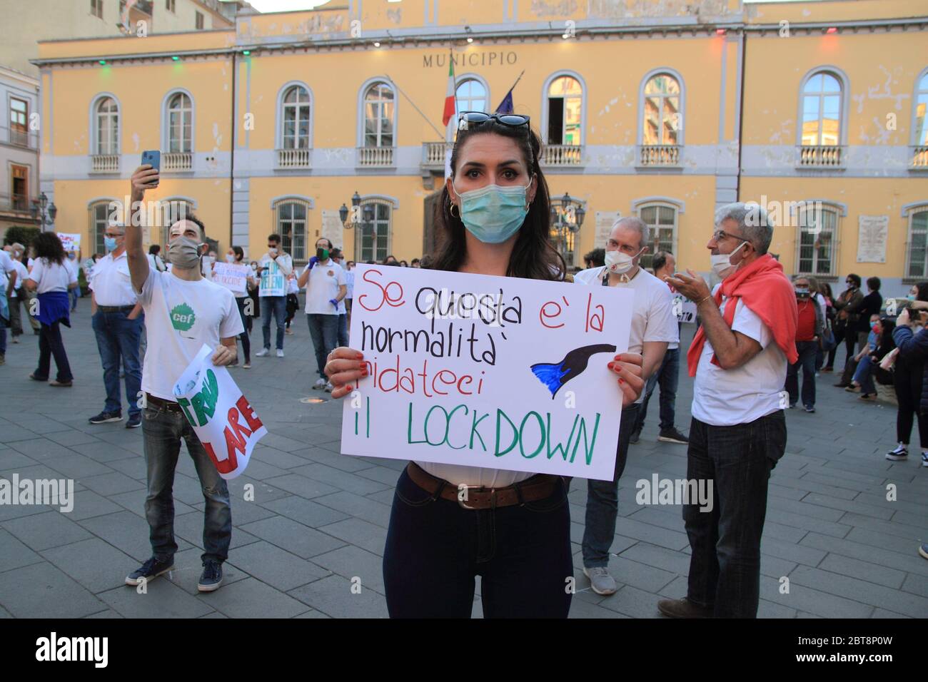 A woman shows her protest cartel to the flash mob organized for the ...