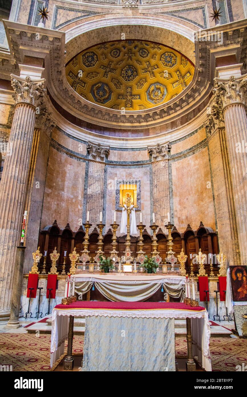 The altar in the Pantheon in Rome Italy Stock Photo - Alamy