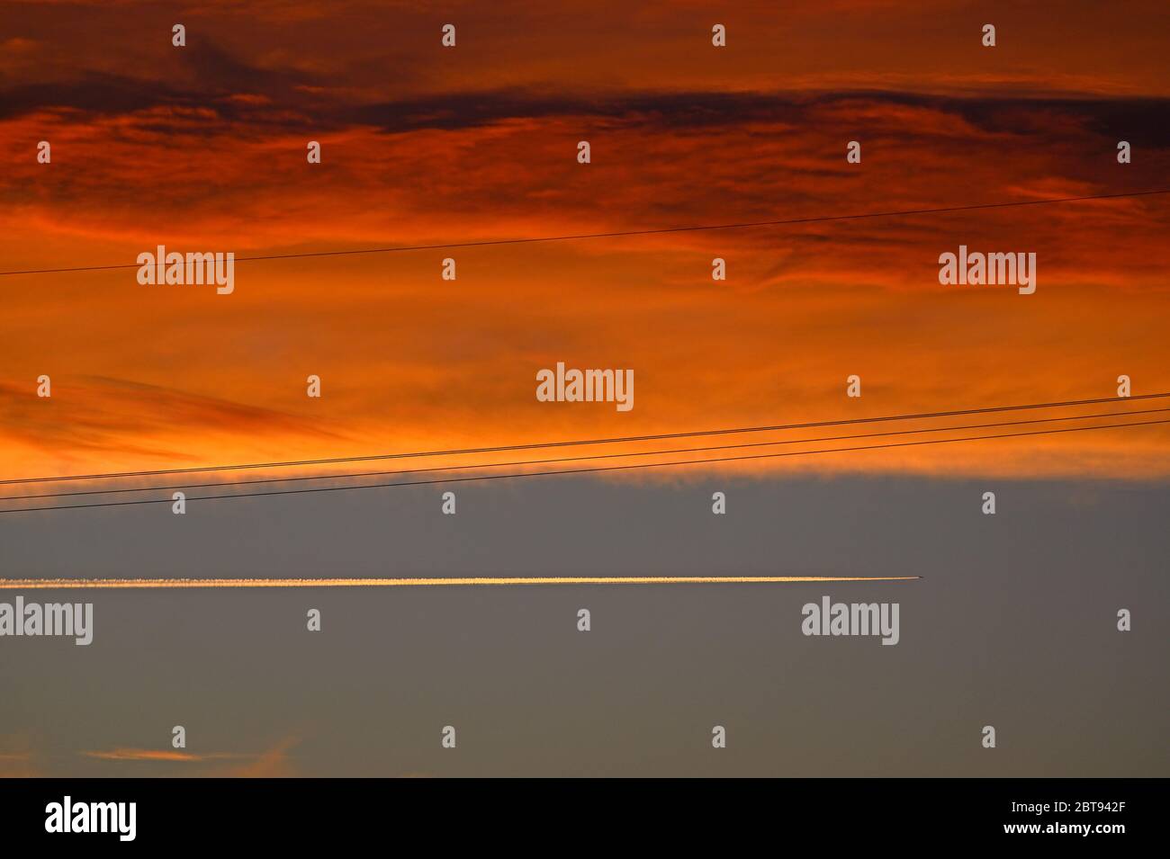 High altitude contrail hi-res stock photography and images - Alamy