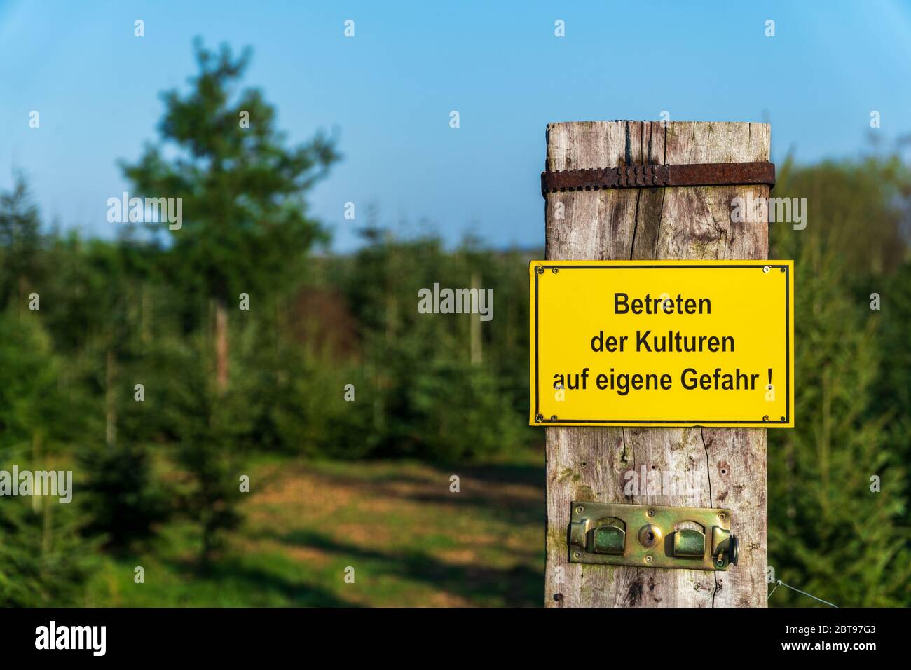 Safety signage and yellow hi-res stock photography and images - Alamy