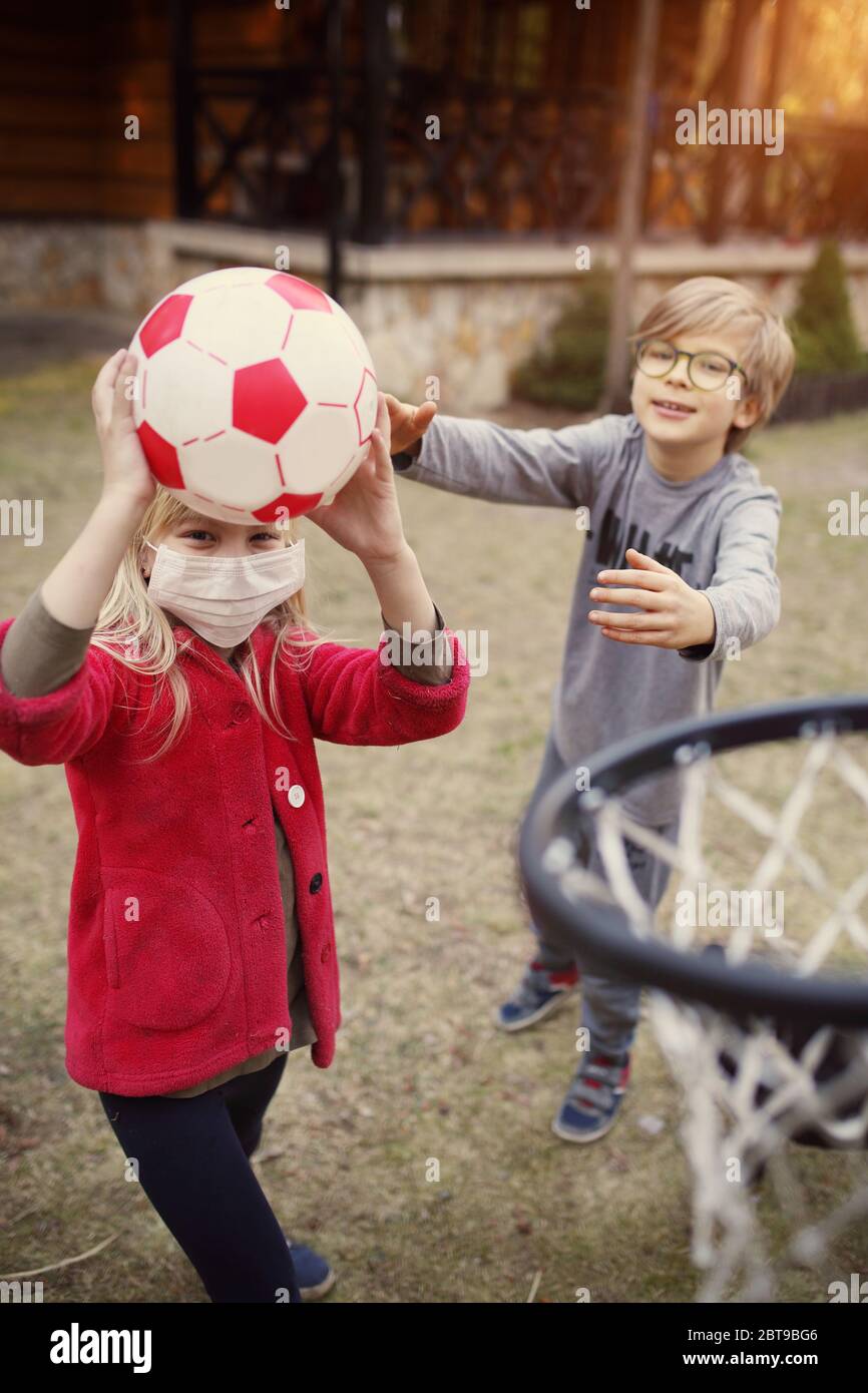 Kids playing basketball outside hi-res stock photography and images - Alamy