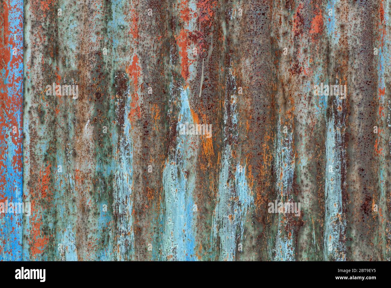 Vertical wavy pattern on corrugated metal sheet texture Stock Photo - Alamy