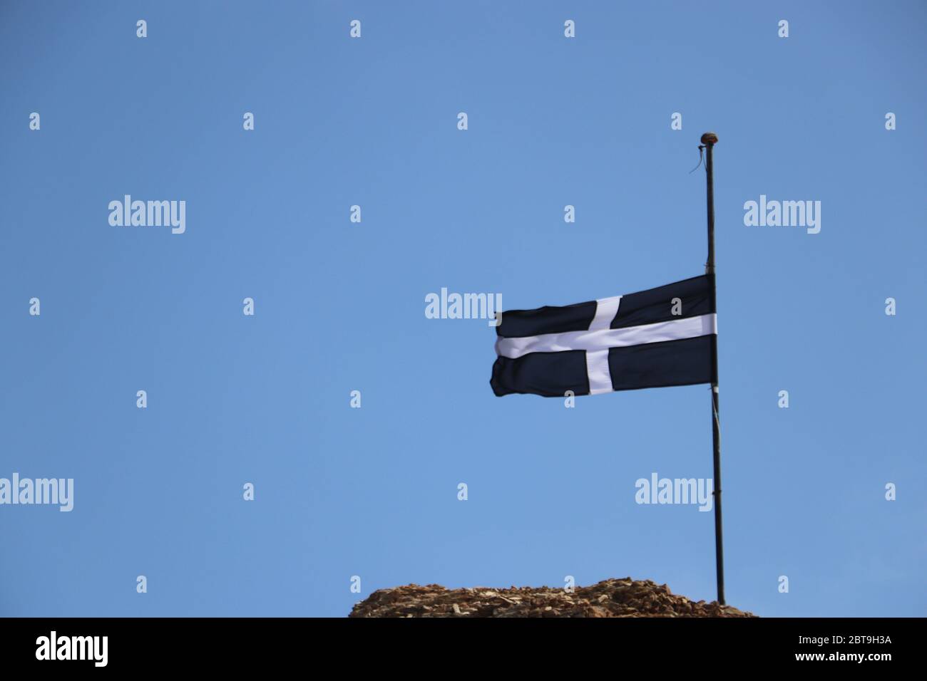 Cornish Flag flying with blue Sky background Stock Photo - Alamy