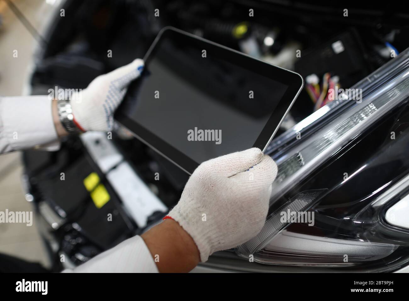 Mechanic holding tablet to diagnose auto condition Stock Photo - Alamy