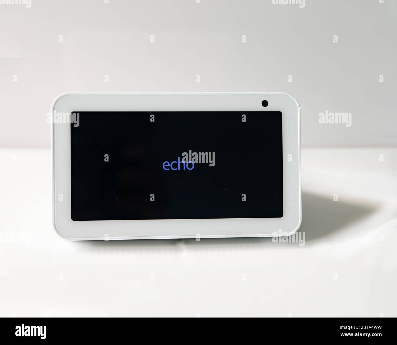 Echo Show Version 5 Stock Photo - Alamy