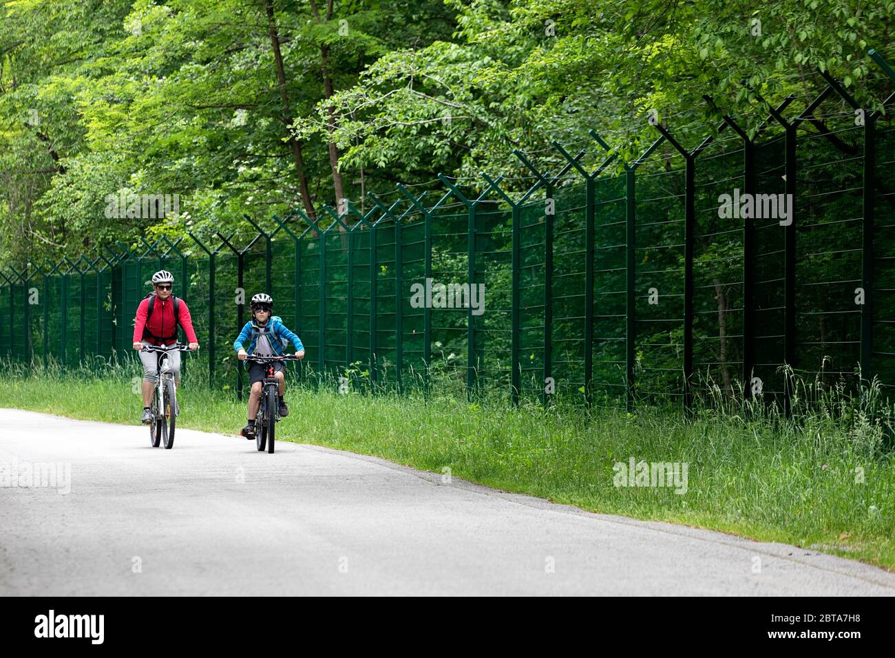 Border fence road hi-res stock photography and images - Alamy