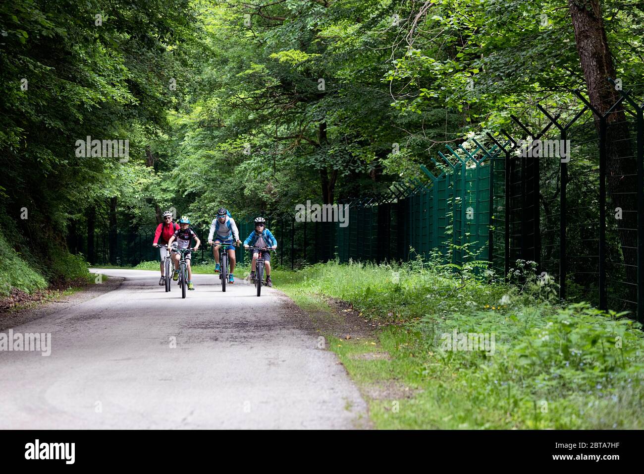 Border fence road hi-res stock photography and images - Alamy