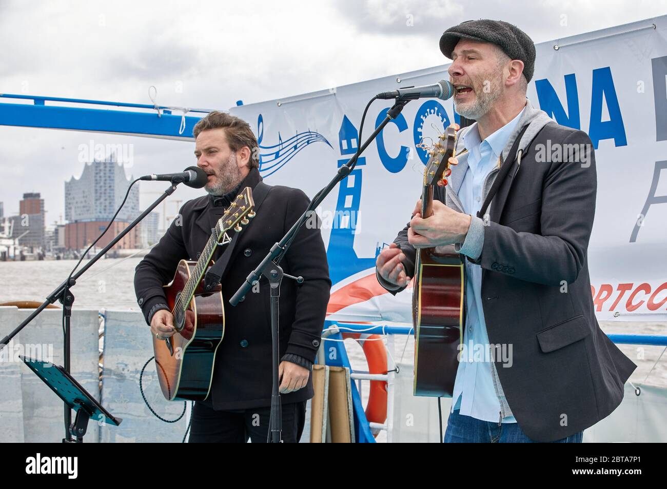 Hamburg, Germany. 24th May, 2020. The musicians Dara McMamara (l) and ...