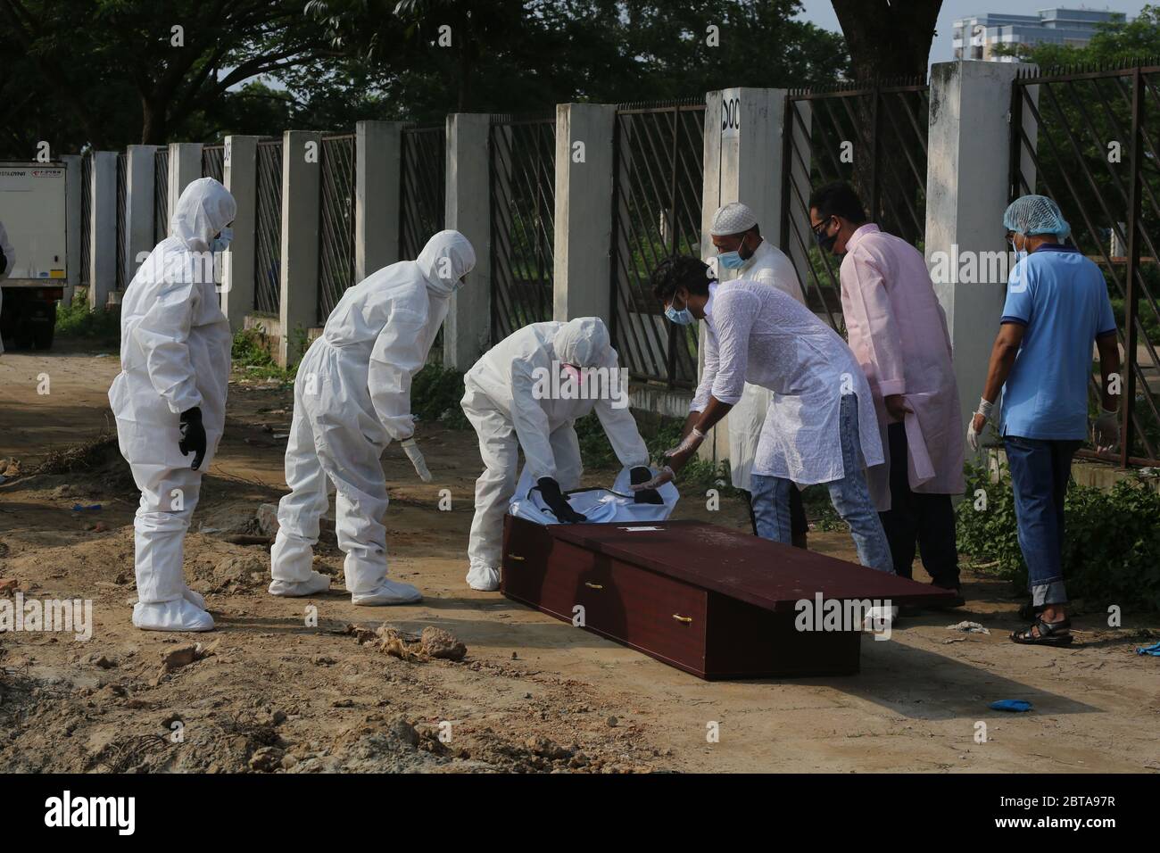 Dhaka, Dhaka, Bangladesh. 24th May, 2020. Volunteers are carrying ...