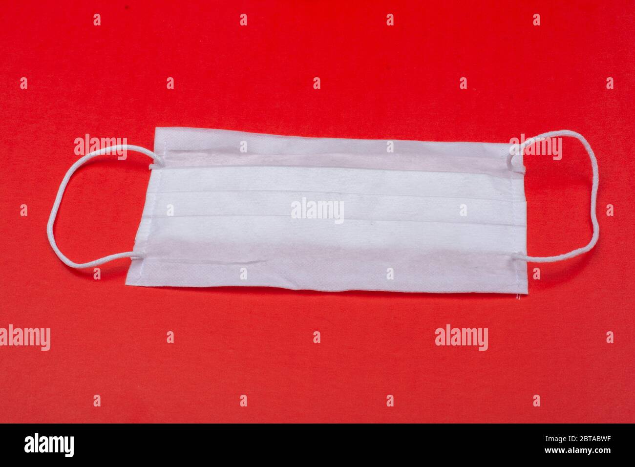 White color medical mask hi-res stock photography and images - Alamy