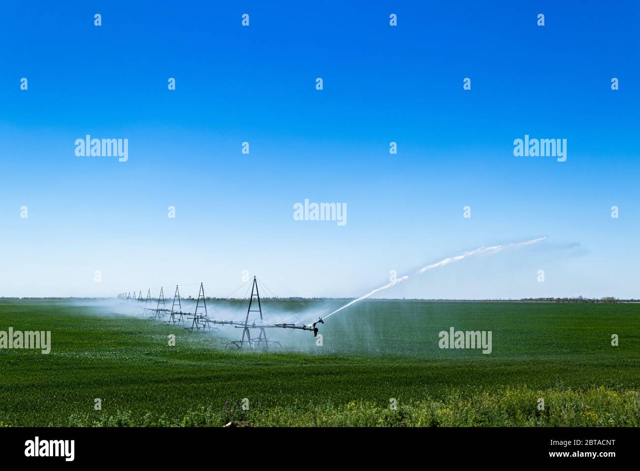 Crop Irrigation using the center pivot sprinkler system Stock Photo - Alamy