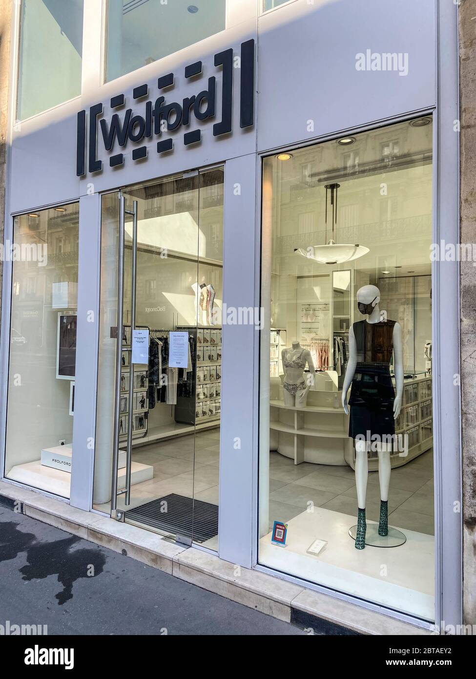 Mannequin in store display hi-res stock photography and images - Alamy