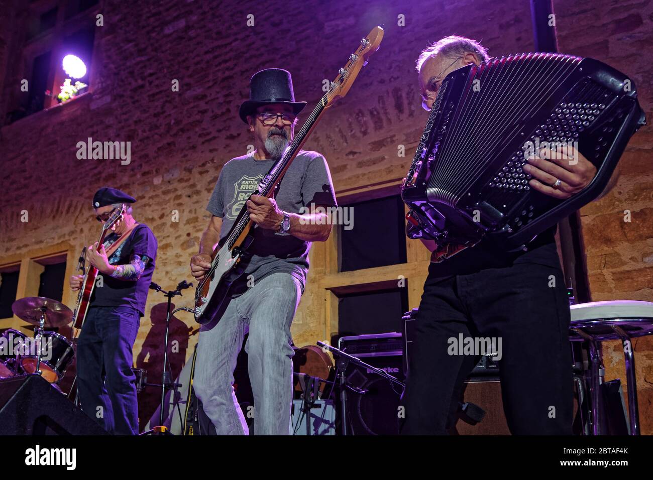 Old people at rock concert hi-res stock photography and images - Alamy
