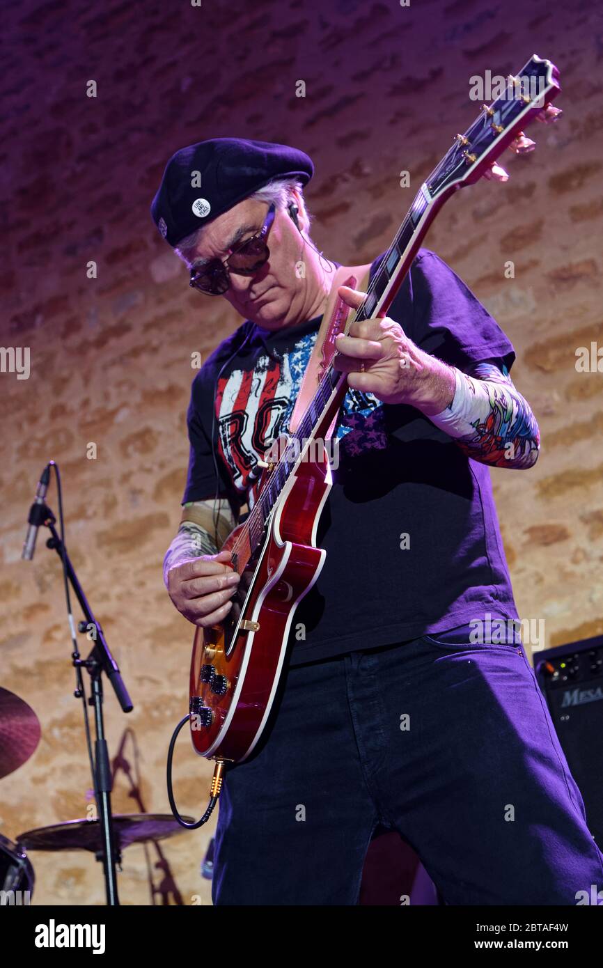 Old people at rock concert hi-res stock photography and images - Alamy