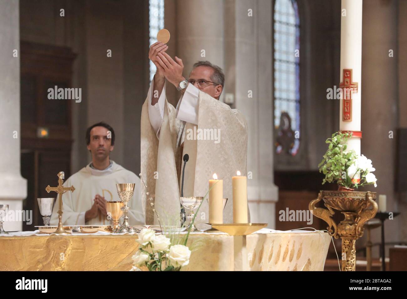 Priest eucharist hi-res stock photography and images - Alamy