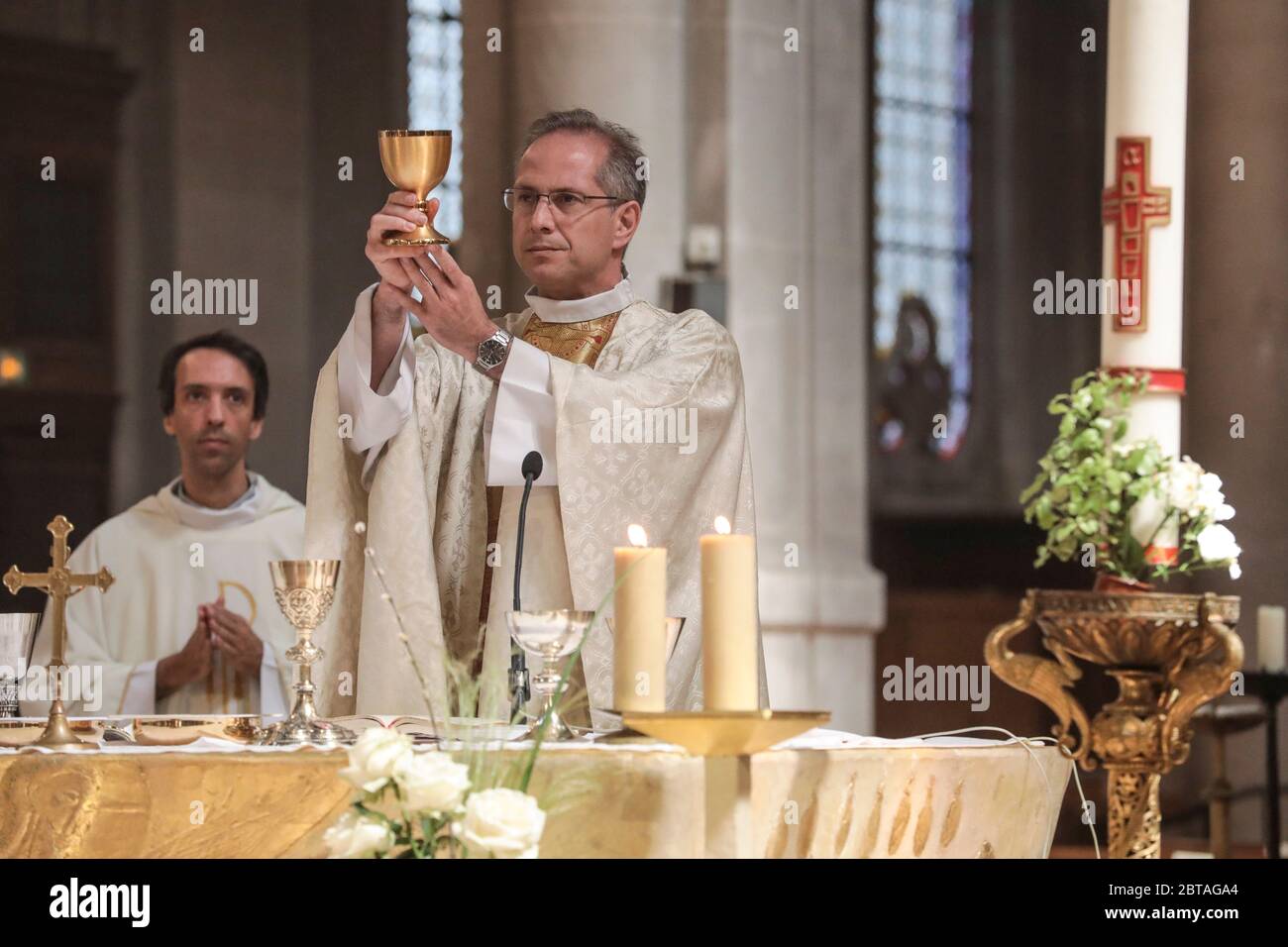 Priest eucharist hi-res stock photography and images - Alamy