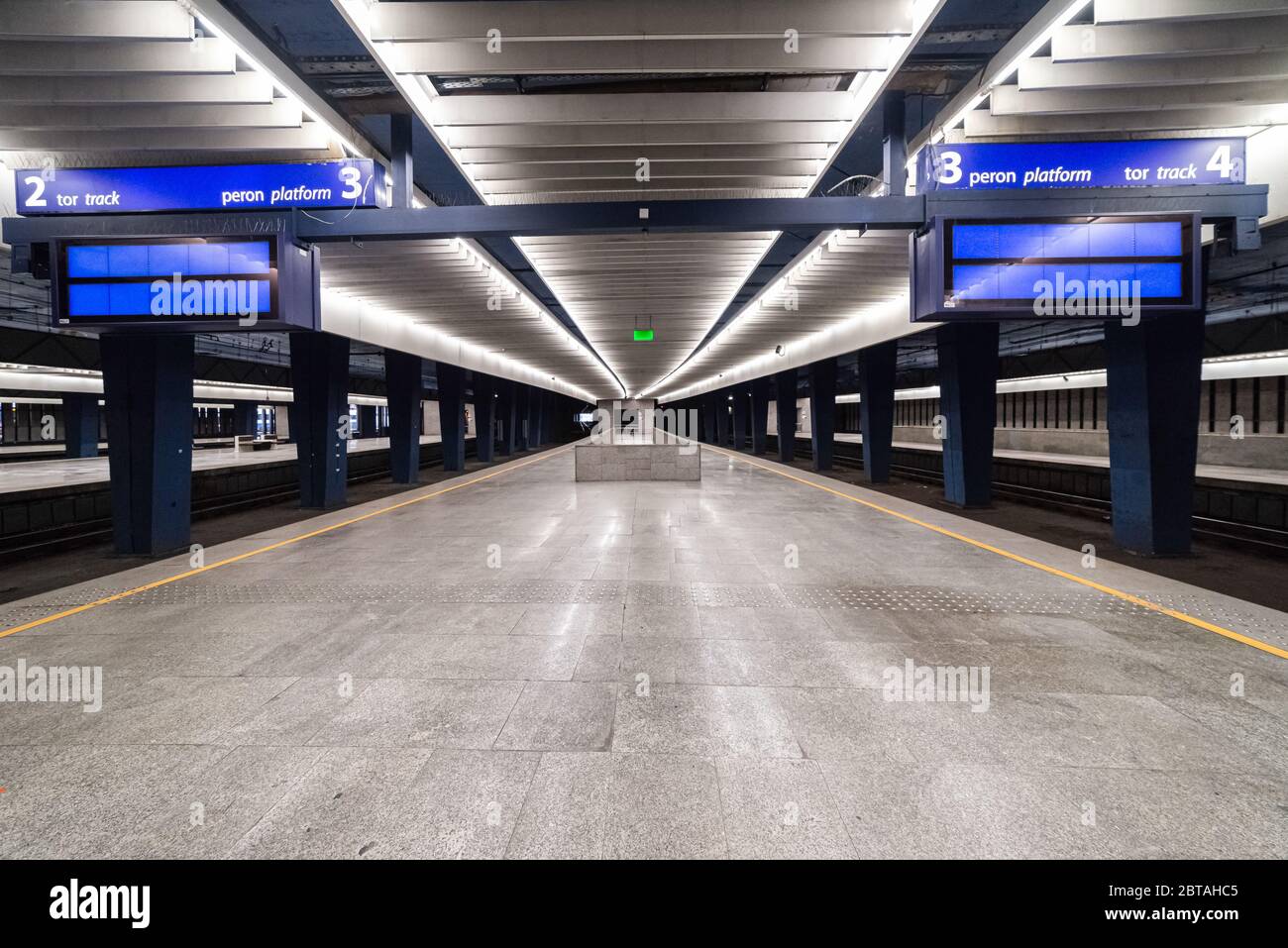 train station - long, empty platform Stock Photo - Alamy