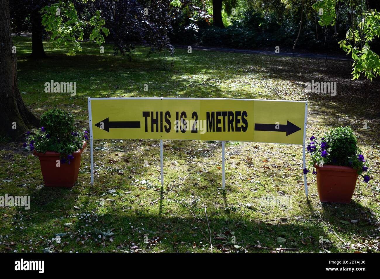 Social distancing concept: 2 metre seperation sign Stock Photo - Alamy