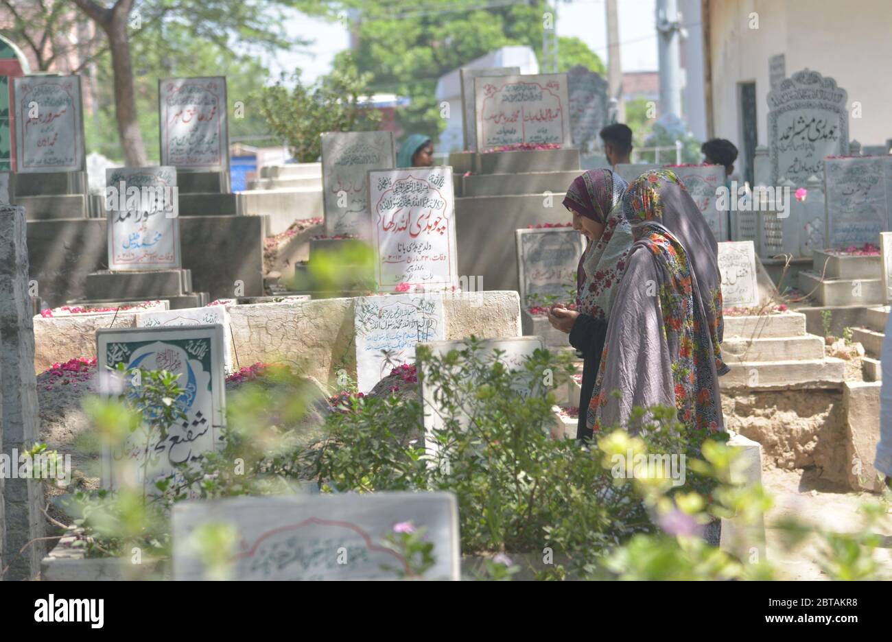 Lahore, Pakistan. 24th May, 2020. Pakistani Muslims visit graveyards to ...