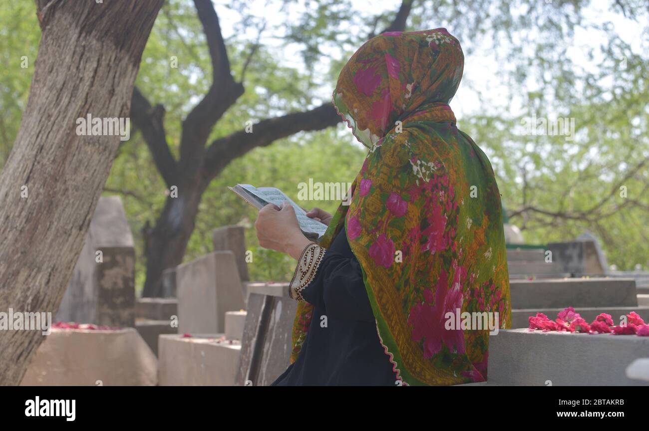 Lahore, Pakistan. 24th May, 2020. Pakistani Muslims visit graveyards to ...