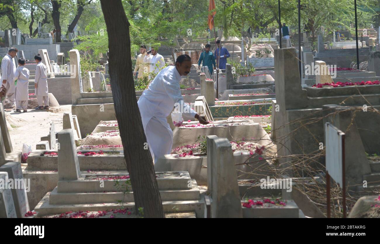 Lahore, Pakistan. 24th May, 2020. Pakistani Muslims visit graveyards to ...