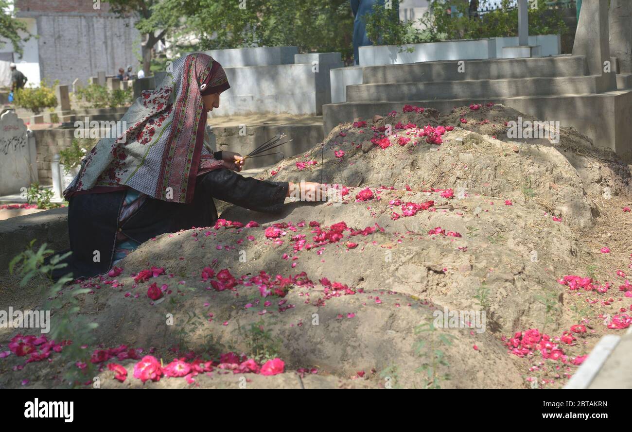 Lahore, Pakistan. 24th May, 2020. Pakistani Muslims visit graveyards to ...