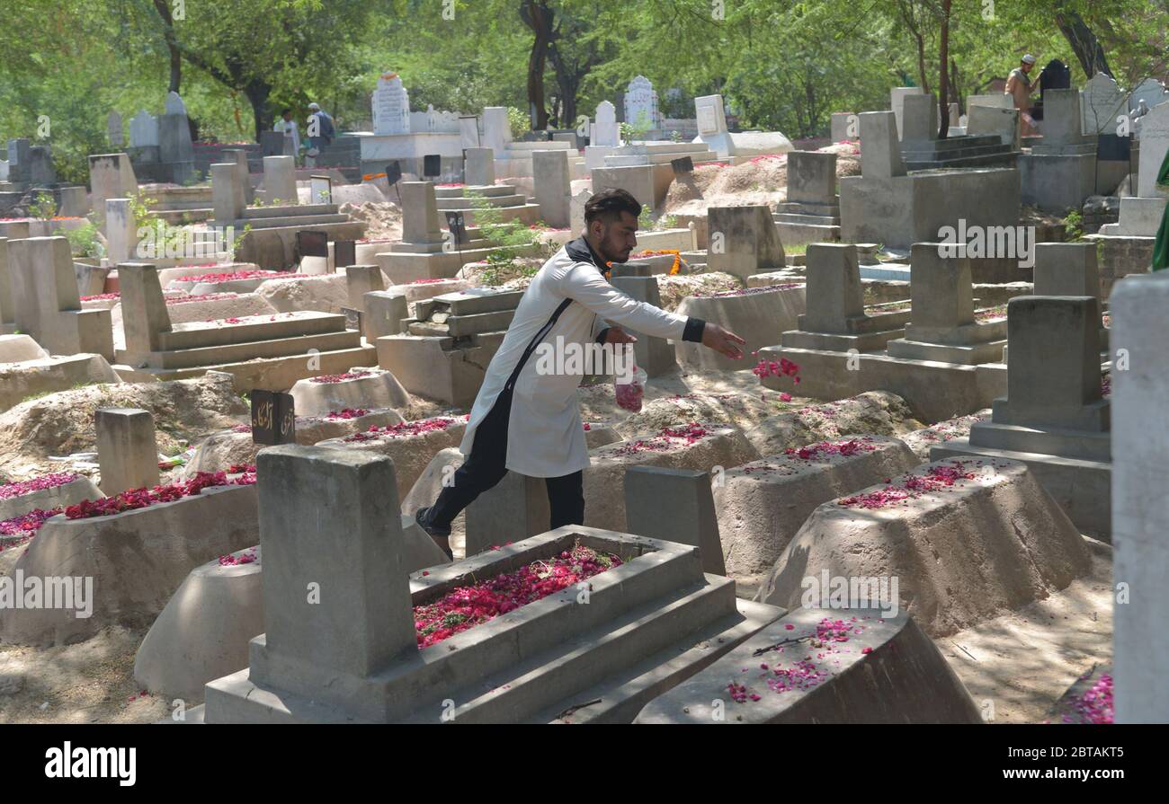 Lahore, Pakistan. 24th May, 2020. Pakistani Muslims visit graveyards to ...