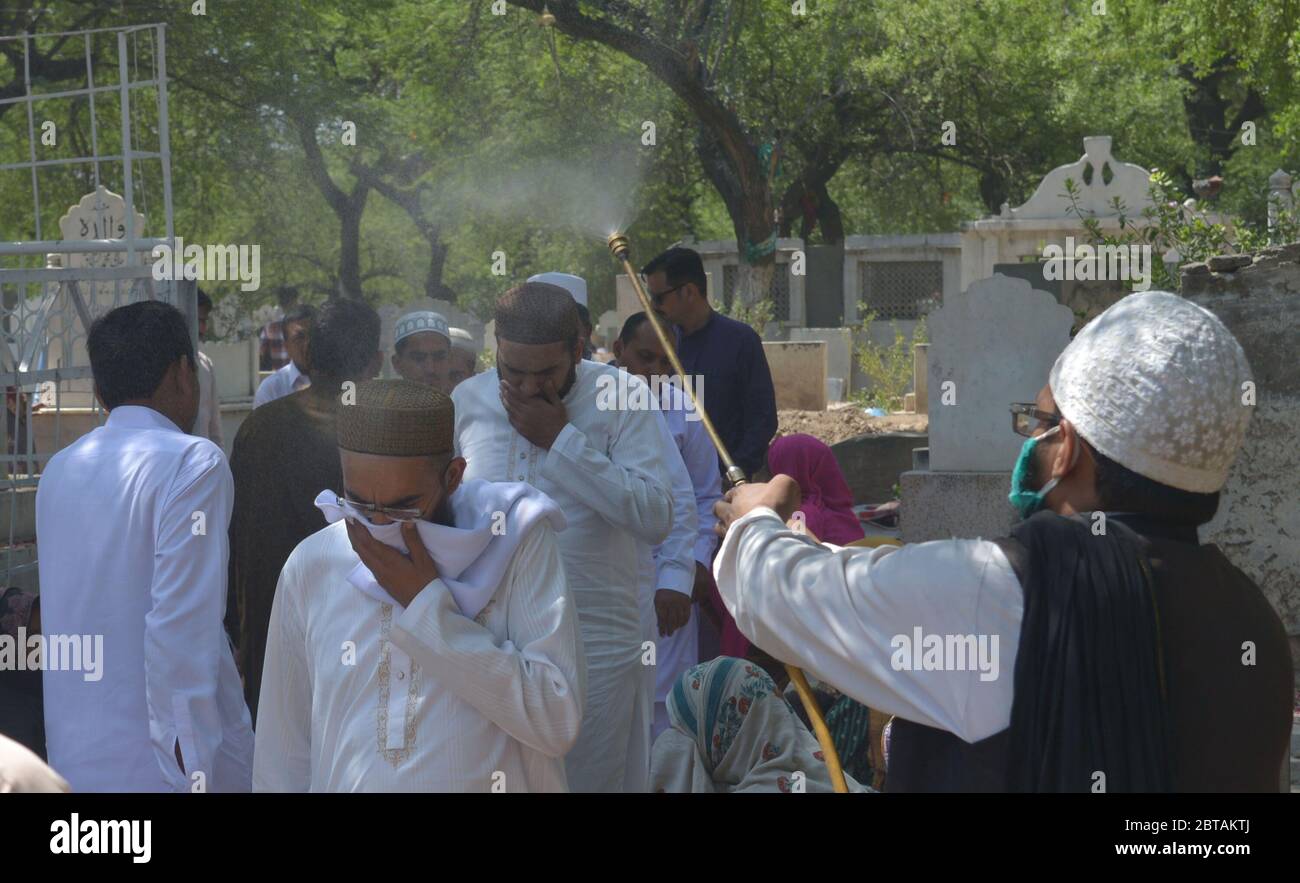 Lahore, Pakistan. 24th May, 2020. Pakistani Muslims visit graveyards to ...