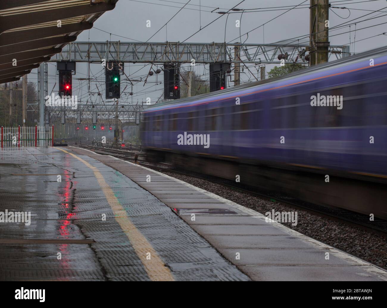 Overhead gantry train hi-res stock photography and images - Alamy