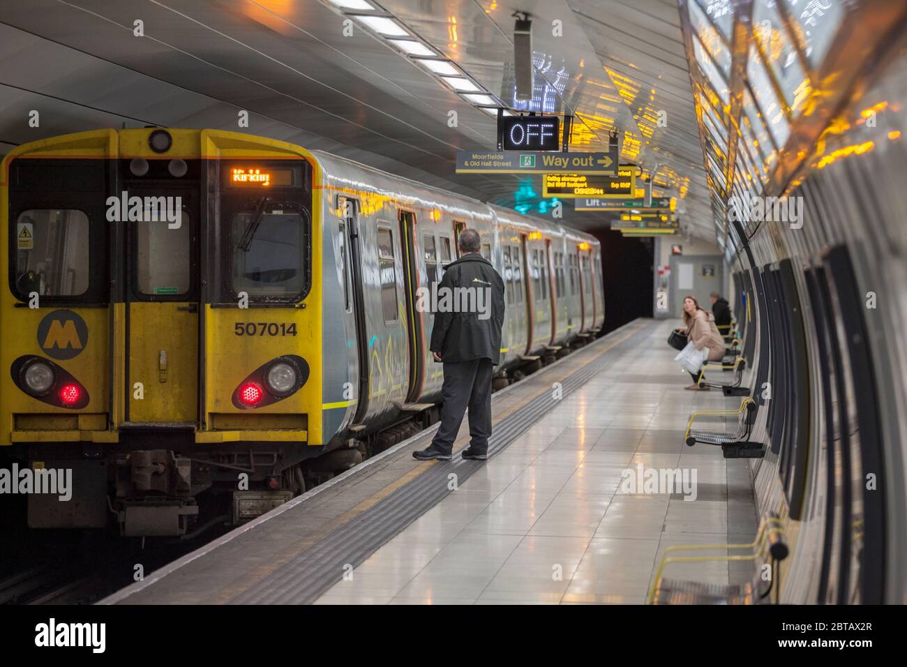 Liverpool Moorfields station, Merseyrail class 507 507014 working the ...