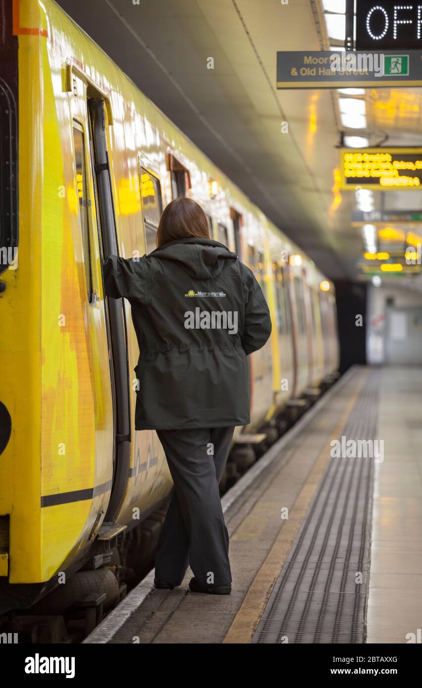 Liverpool Moorfields underground station, Merseyrail class 507 507019 ...