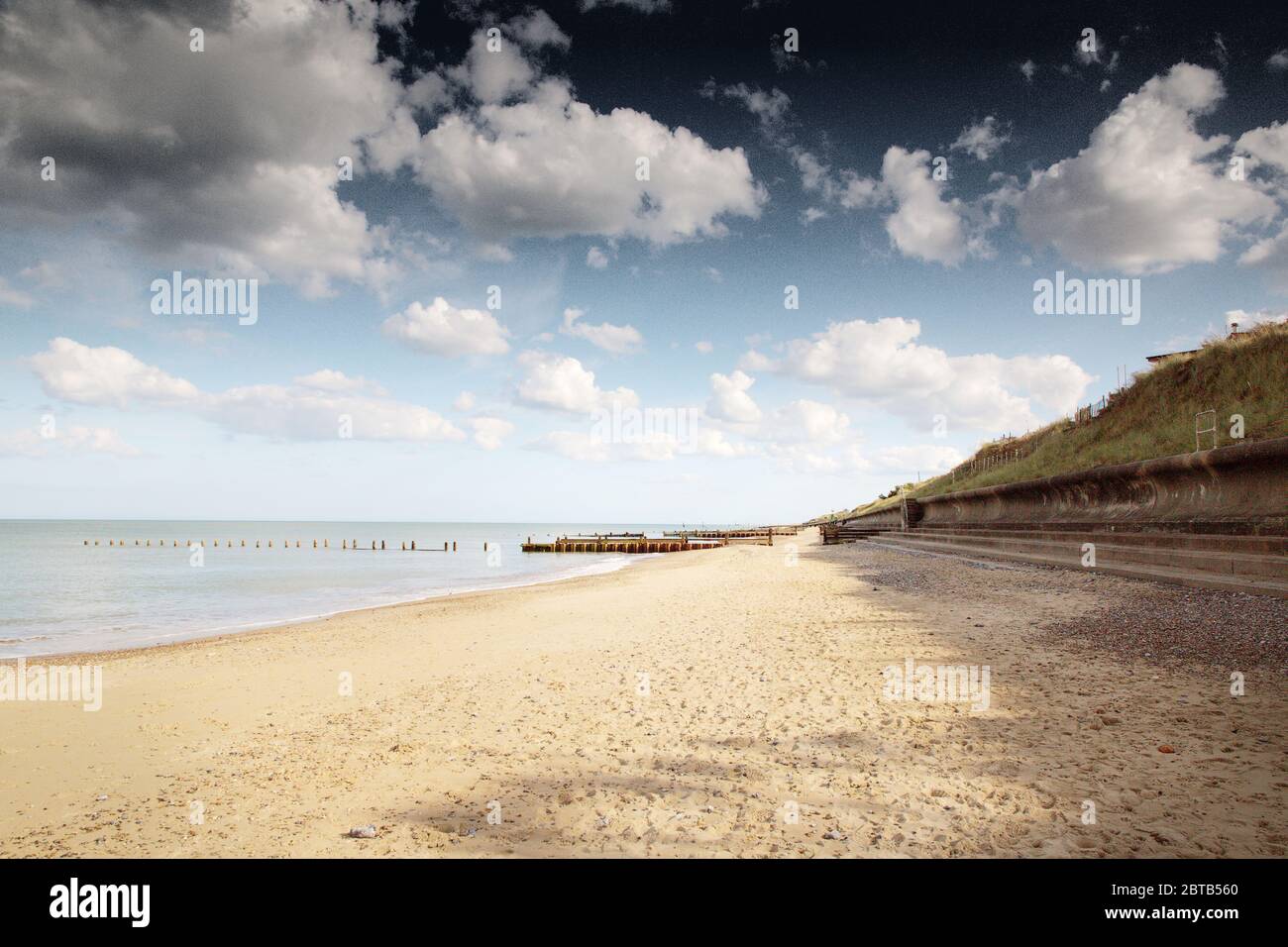 seascape image of Happisburgh sandy beach in Norfolks North Sea coast ...