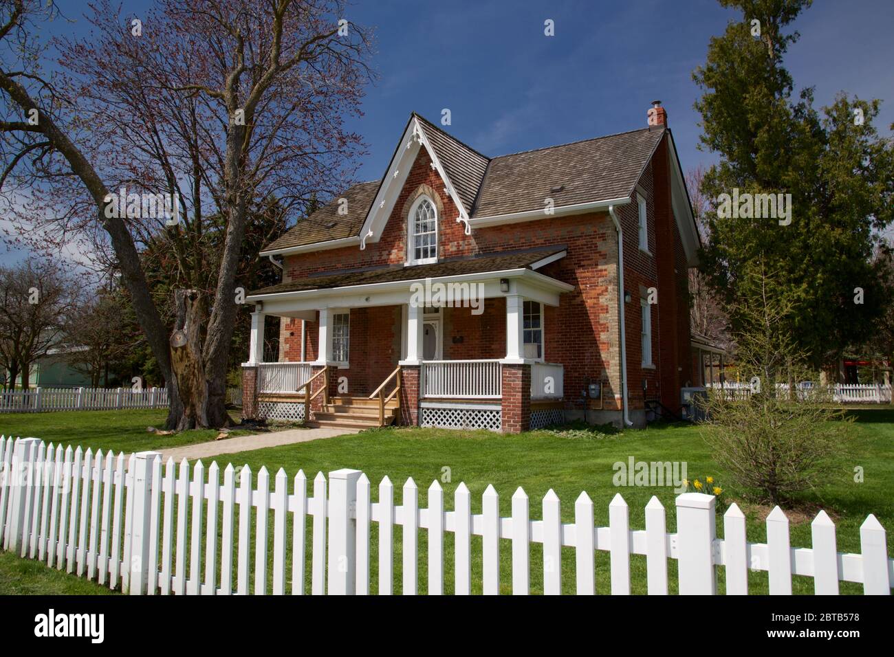 Brick house picket fence hi-res stock photography and images - Alamy